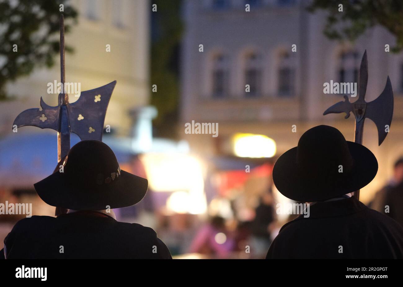 19 May 2023, Saxony, Zwönitz: Night watchmen stand with halberds on the ...