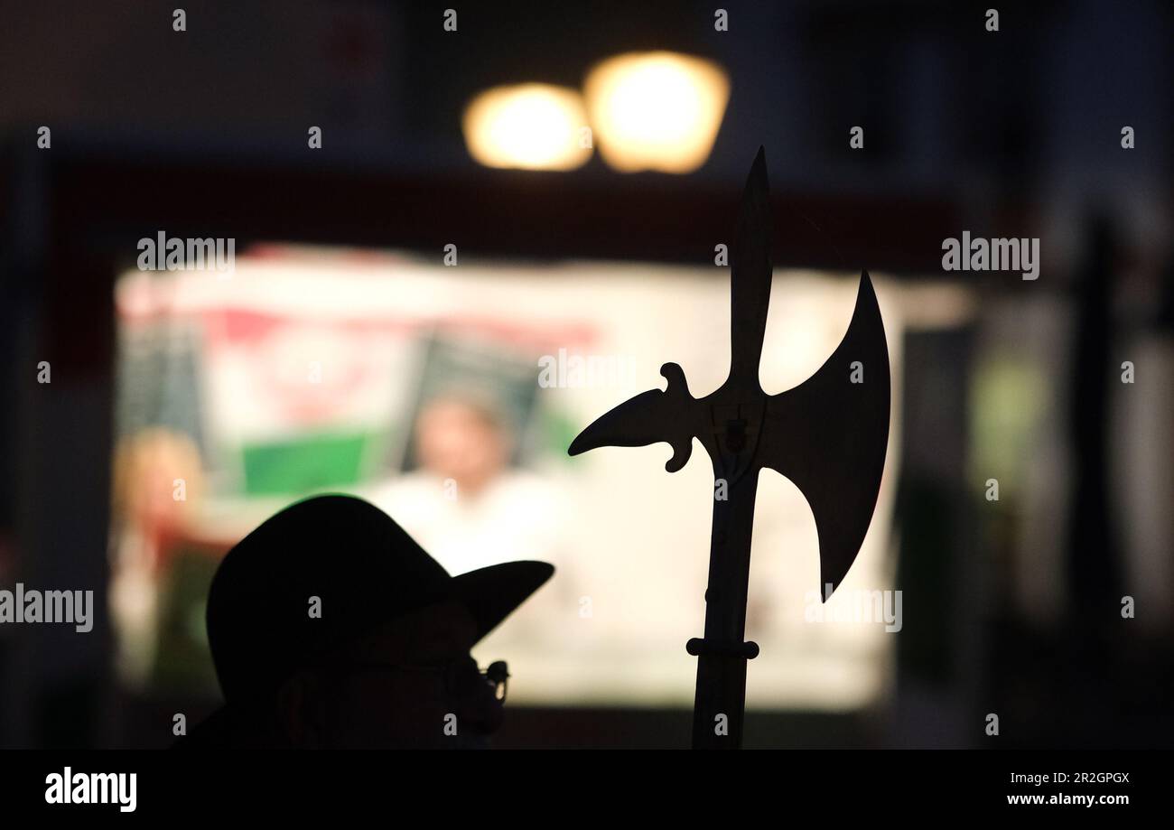 19 May 2023, Saxony, Zwönitz: A night watchman stands with his halberd ...