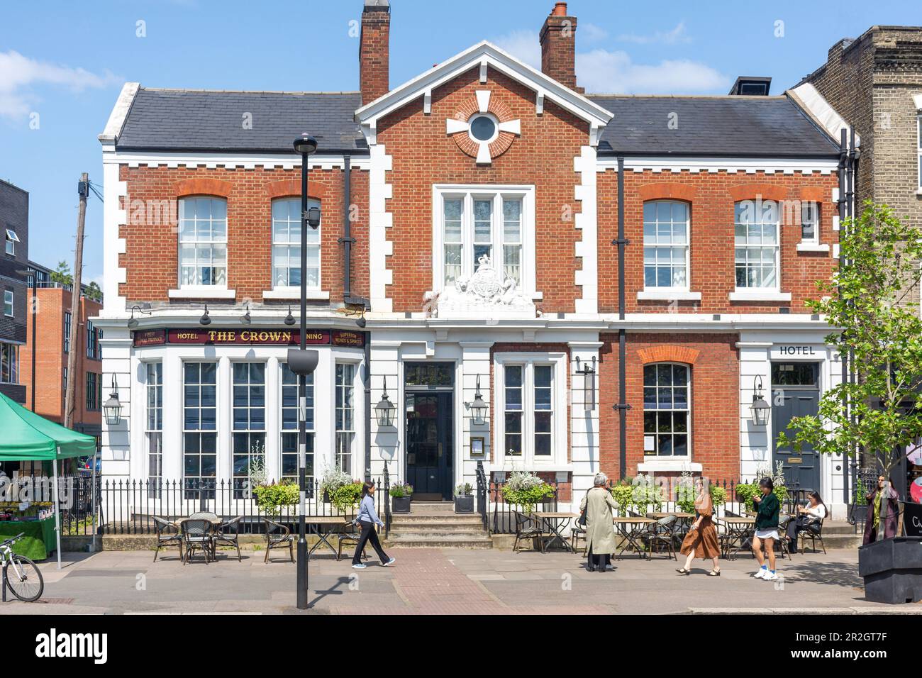 Chiswick high road the crown hi-res stock photography and images - Alamy