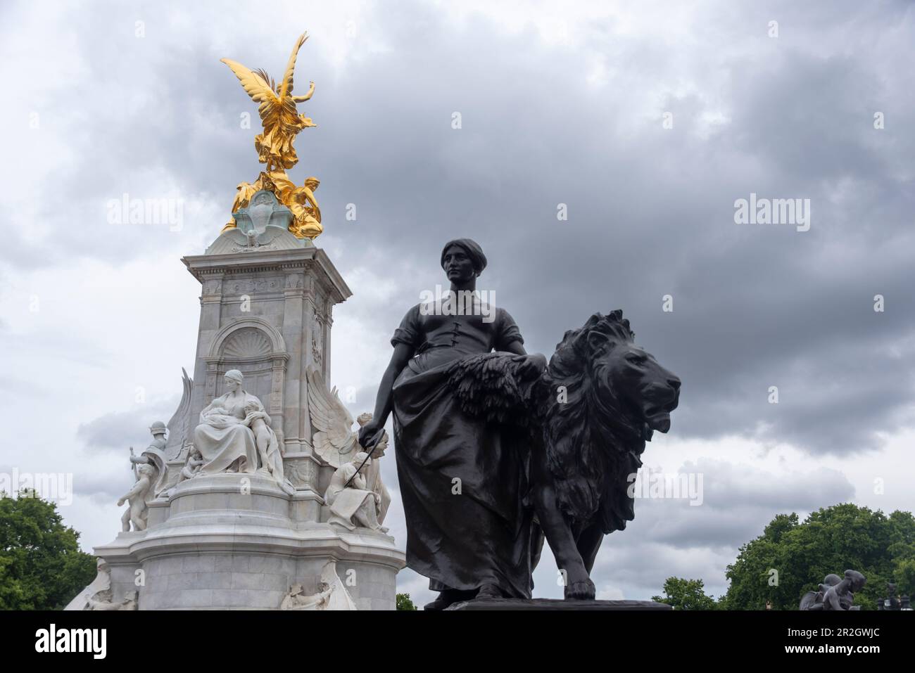 Victoria Memorial at Buckingham Palace, Goddess of Victory, The Mall ...