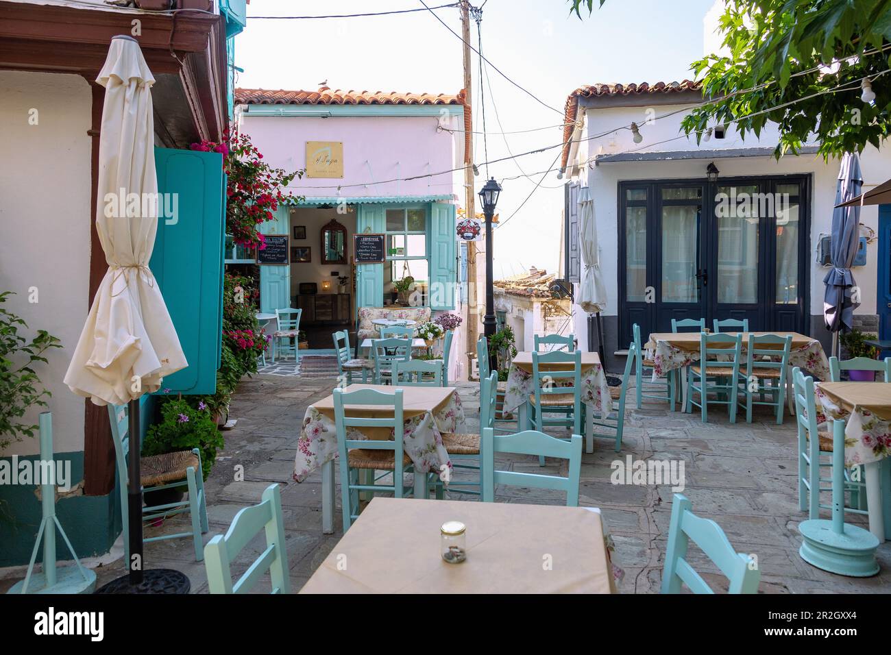 Taverna on the Platia of Vourliotes in the north of the island of Samos ...