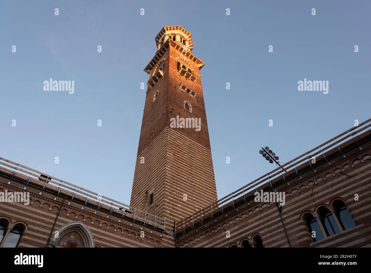 Torre dei lamberti tower tour hi-res stock photography and images - Alamy