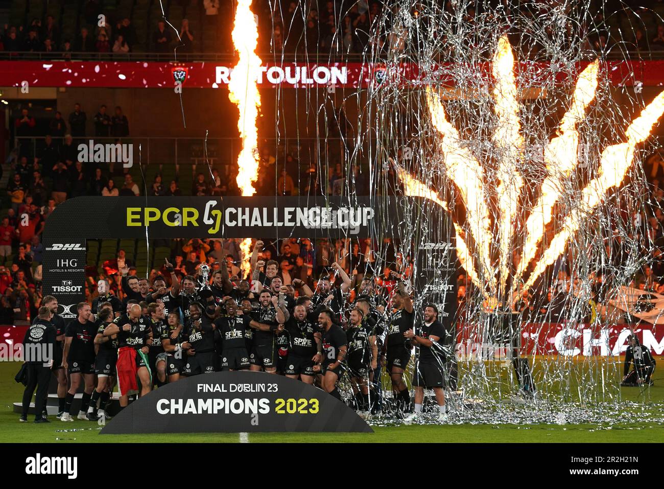 Toulon players celebrate with the trophy after winning the ECPR ...