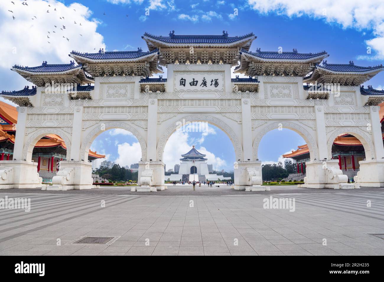 National Chiang Kai-shek Memorial Hall main gate in Taipei, Taiwan ...
