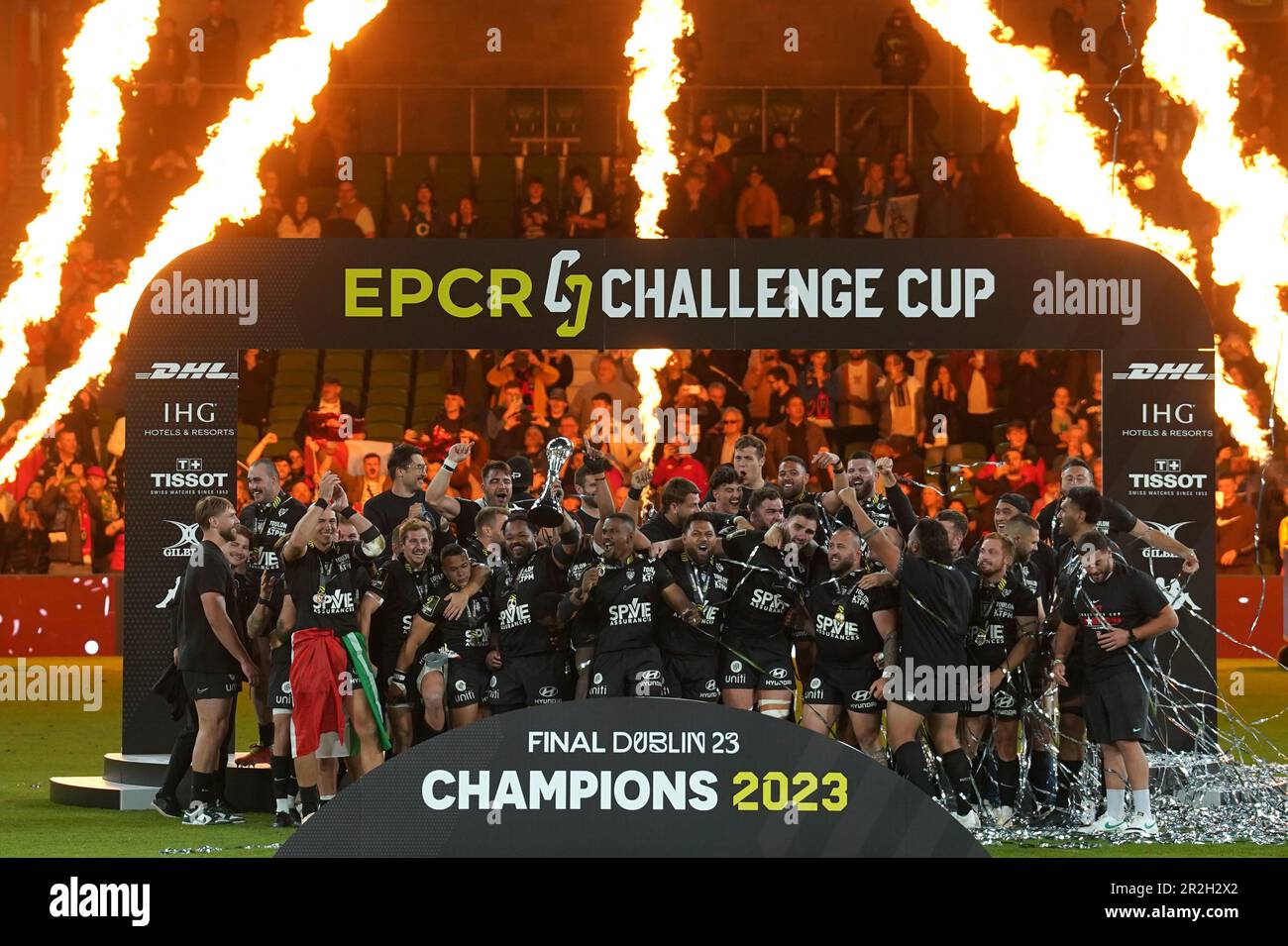 Toulon players celebrate with the trophy after winning the ECPR ...