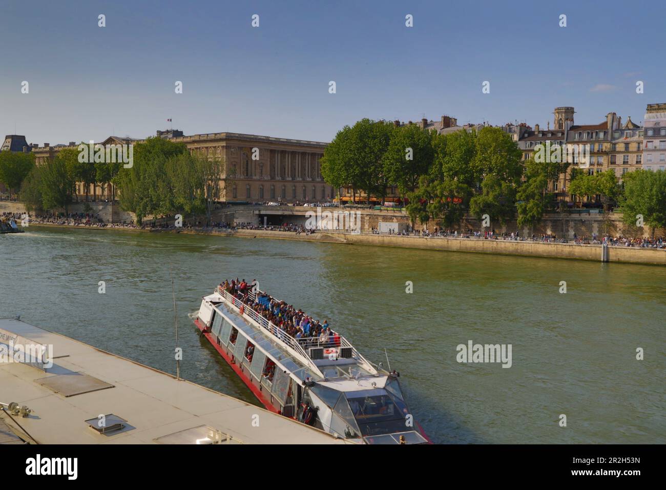 France, Paris, une peniche en train de faire une manœuvre près du quai ...