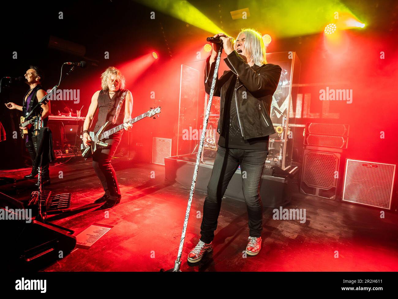 Def Leppard singer Joe Elliott (right) with guitarist Vivian Campbell ...