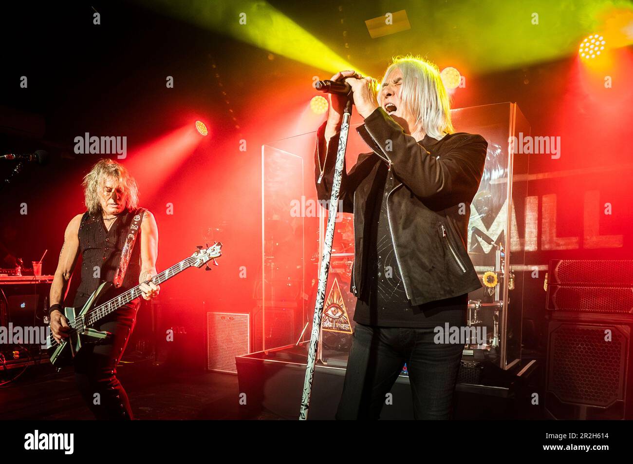 Def Leppard singer Joe Elliott (right) and bassist Rick Savage (left ...