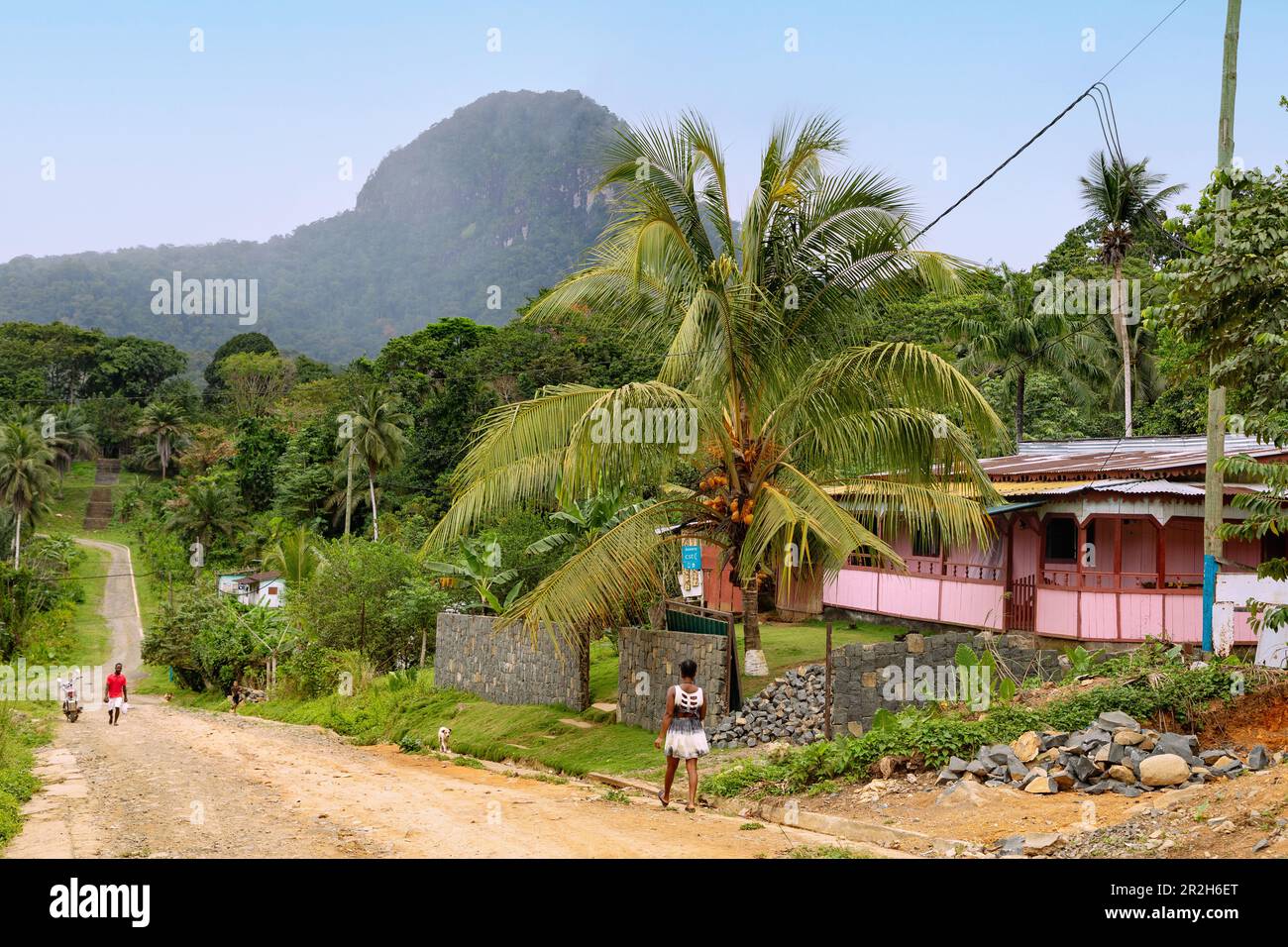 island style wooden house overlooking Pico Papagaio in the village of ...
