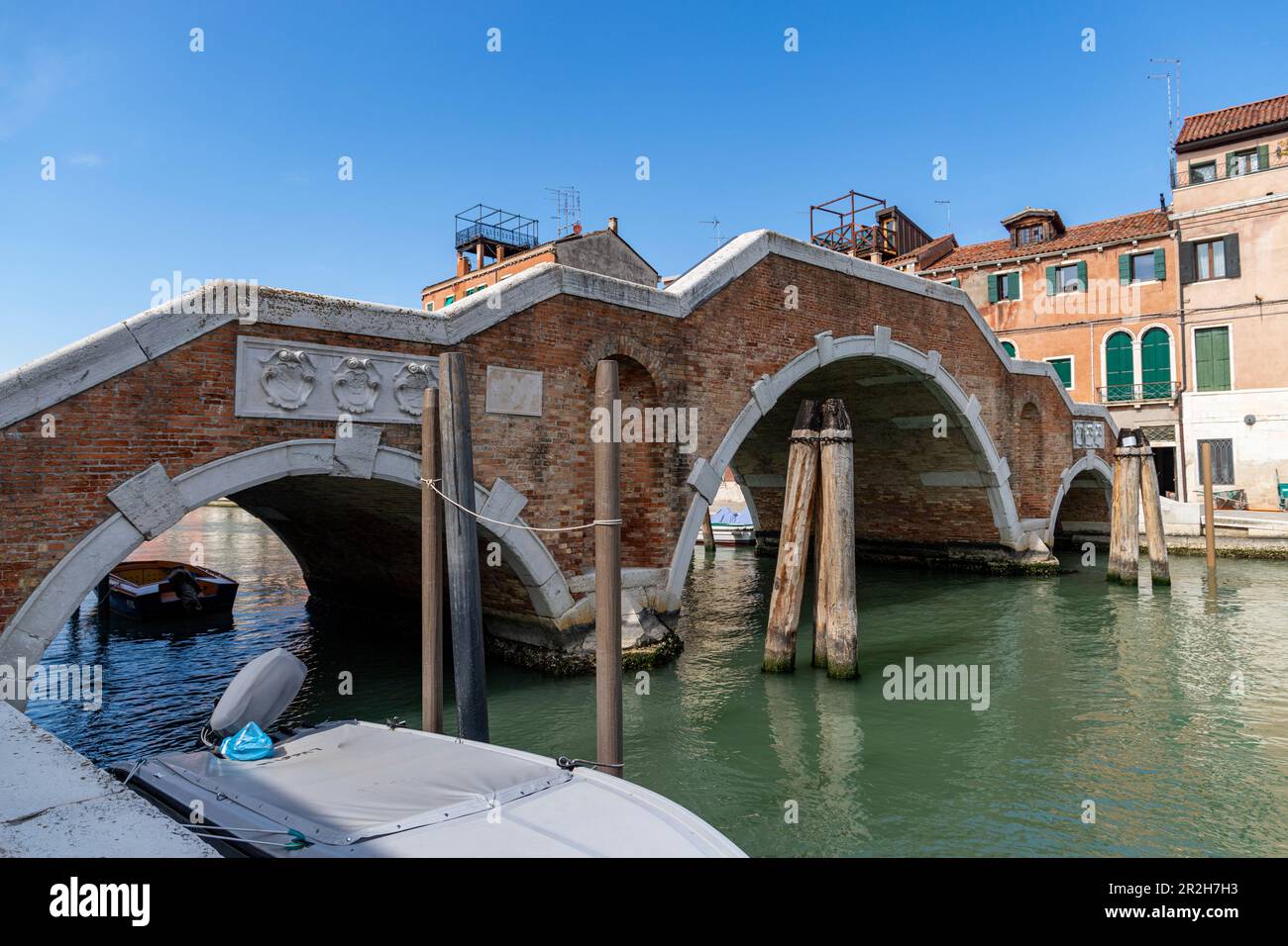 Canal bridge one arches hi-res stock photography and images - Alamy