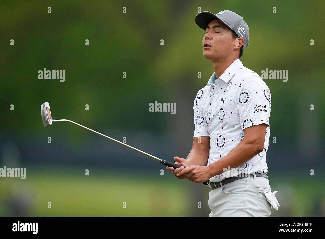 Justin Suh reacts after missing a putt on the fourth hole during the ...
