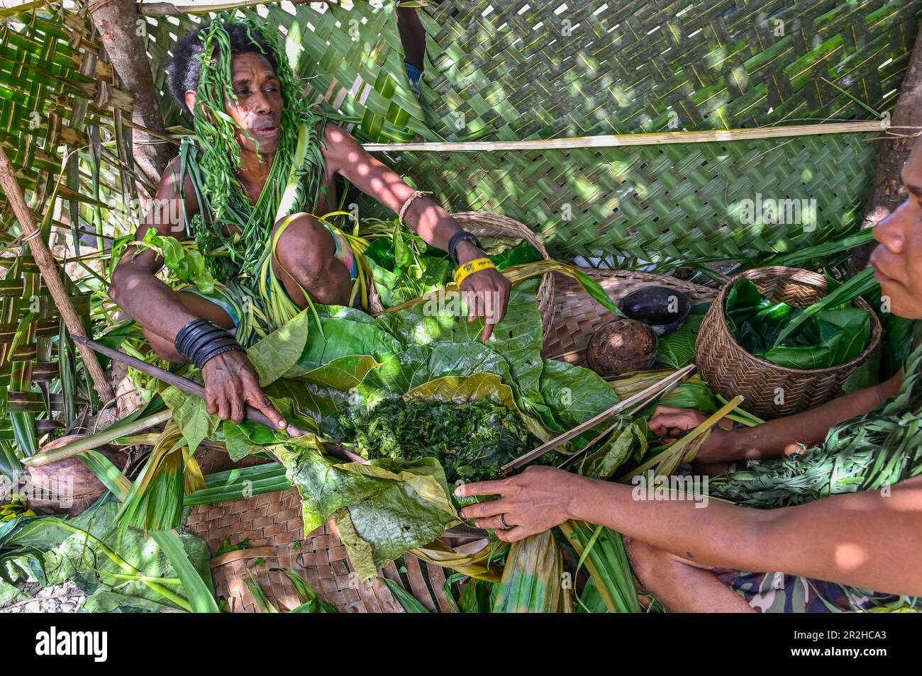 Solomon islands traditional baskets hi-res stock photography and images ...
