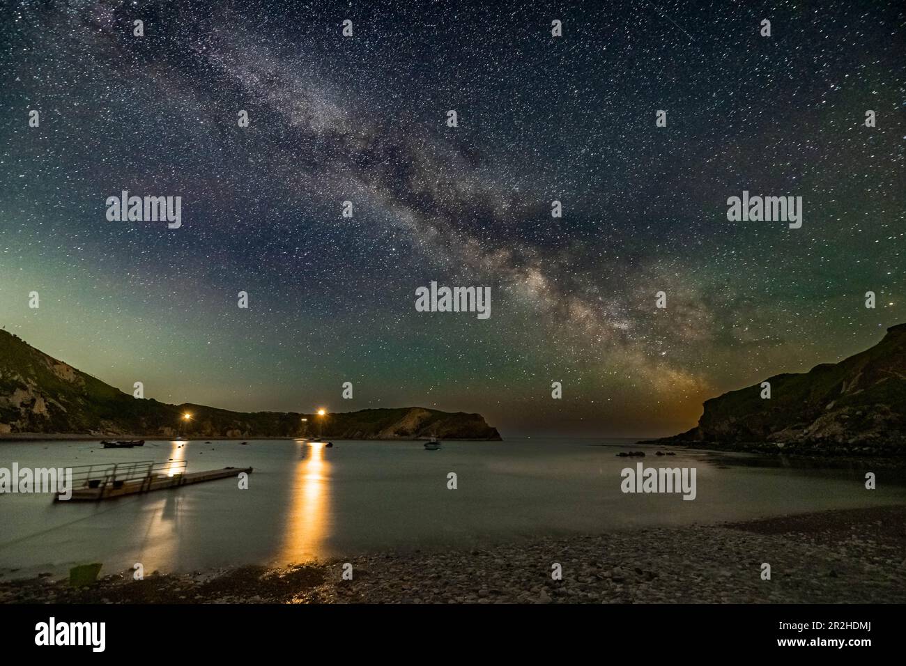 The galactic centre of the Milky Way glows brightly in the clear night ...