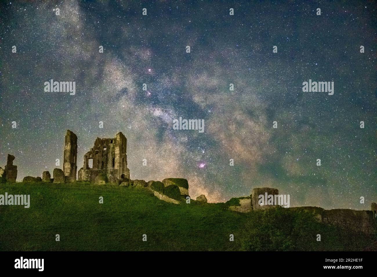 The galactic centre of the Milky Way glows brightly in the clear night ...