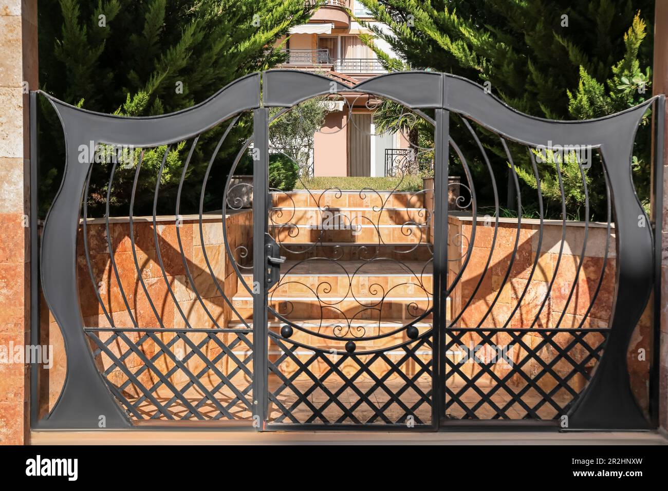 Black metal gates hi-res stock photography and images - Alamy