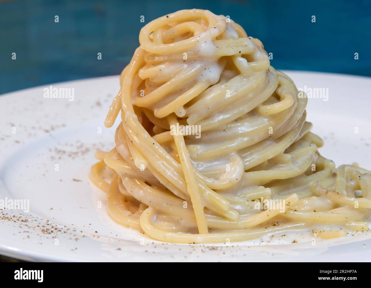 Spaghetti cacio e pepe, a typical Roman dish Stock Photo - Alamy