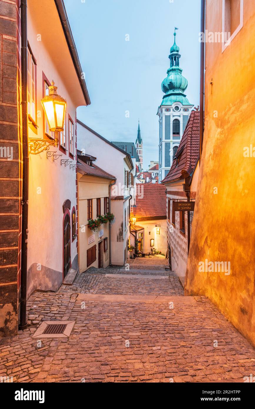 Night view alley south hi-res stock photography and images - Alamy