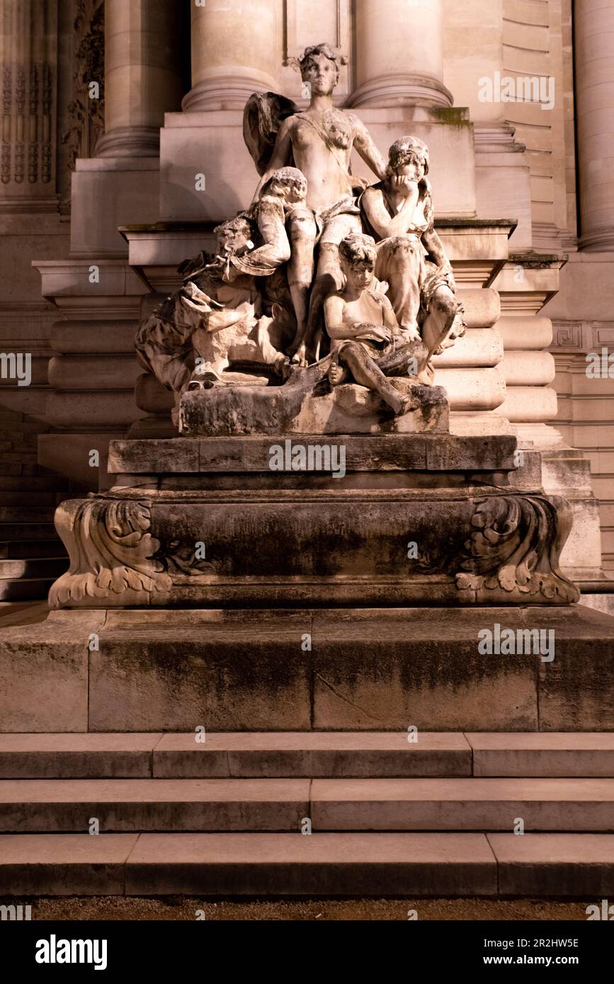 Statues out front hi-res stock photography and images - Alamy