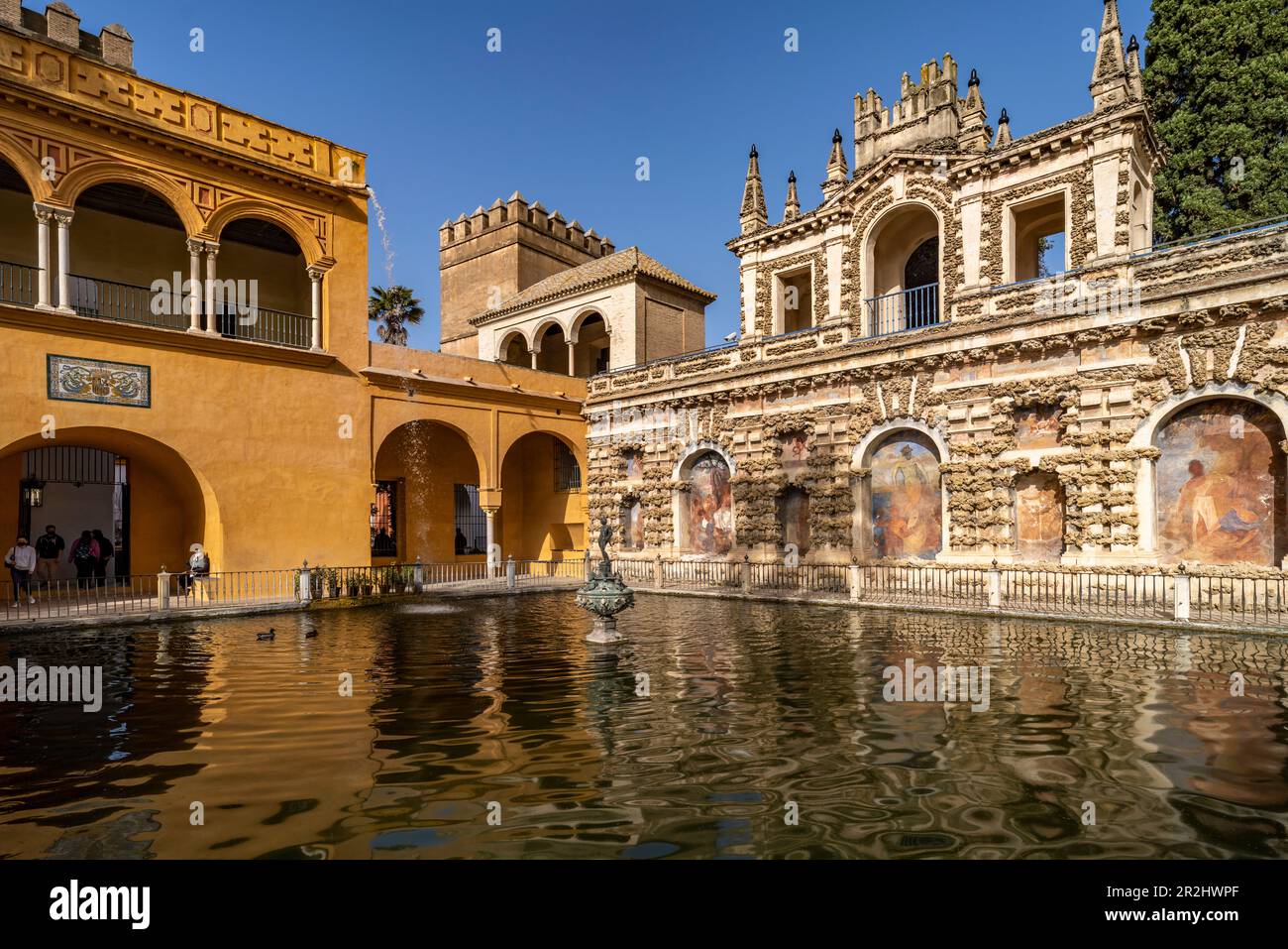 The Galería del Grutesco grotto gallery and the Mercury Pond or ...