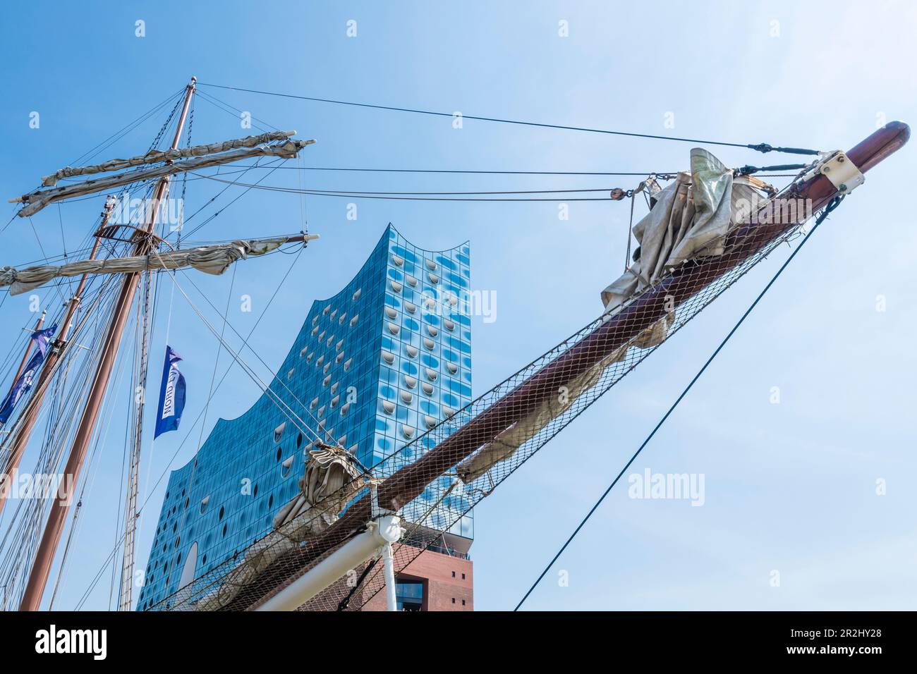 Rigging of a sailing ship in front of the Elbphilharmonie concert hall ...