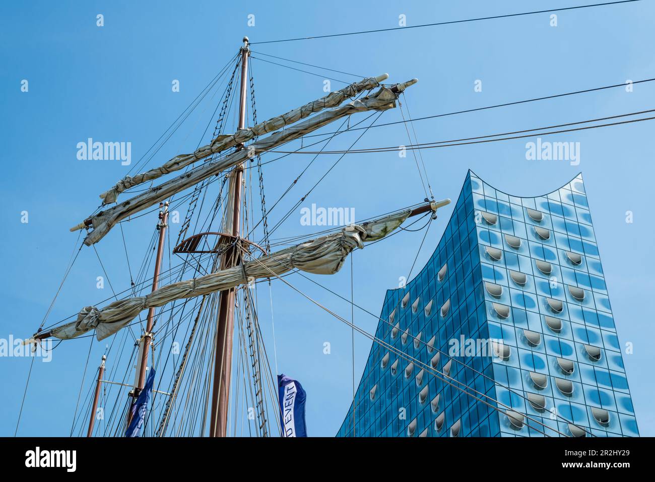 Rigging of a sailing ship in front of the Elbphilharmonie concert hall ...