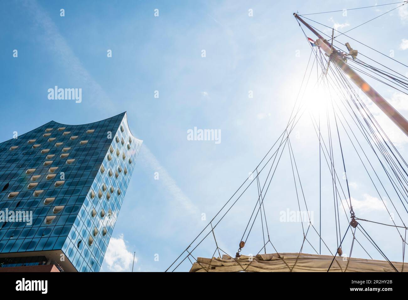 Rigging of a sailing ship in front of the Elbphilharmonie concert hall ...