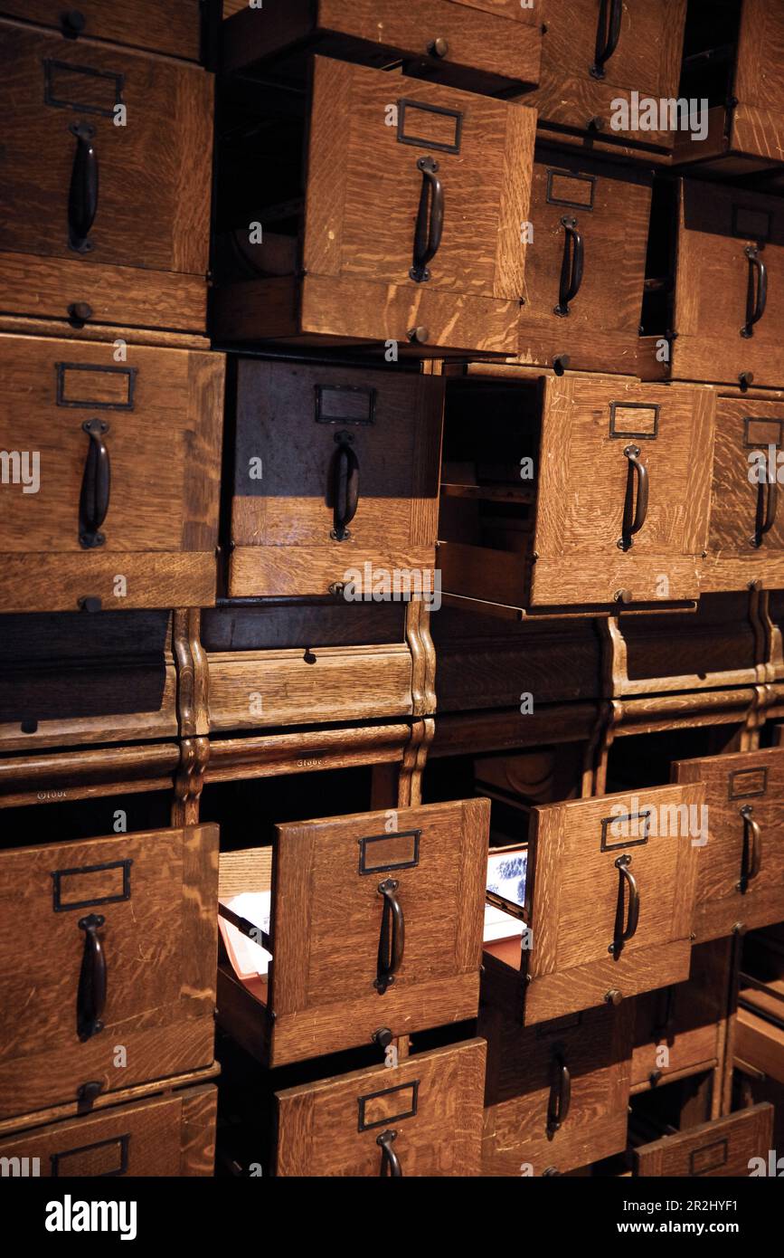 Old filing cabinets hi-res stock photography and images - Alamy