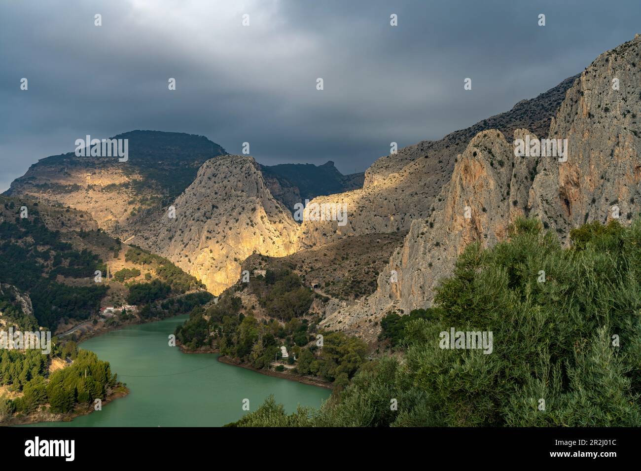 The Tajo de La Encantada reservoir and the Garganta del Chorro gorge ...