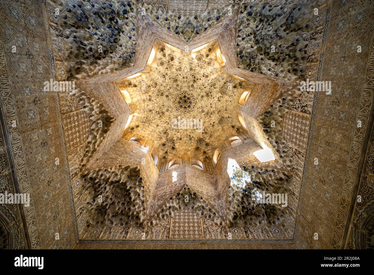 Stalactites vault in the Sala de los Abencerrajes, Alhambra World ...