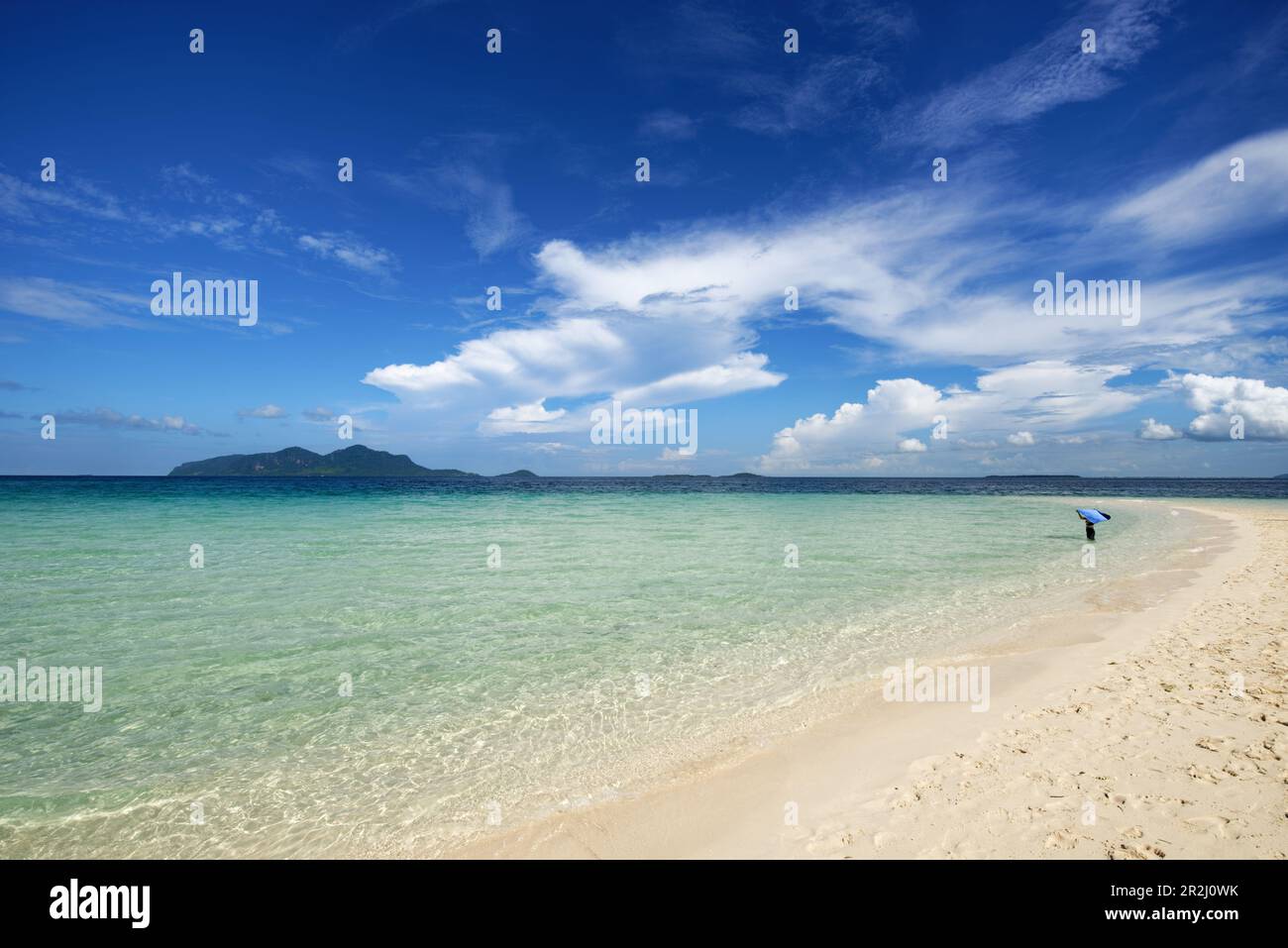 Dream beach in the Sulawesi Sea, Semporna, Borneo, Sabah, Malaysia ...