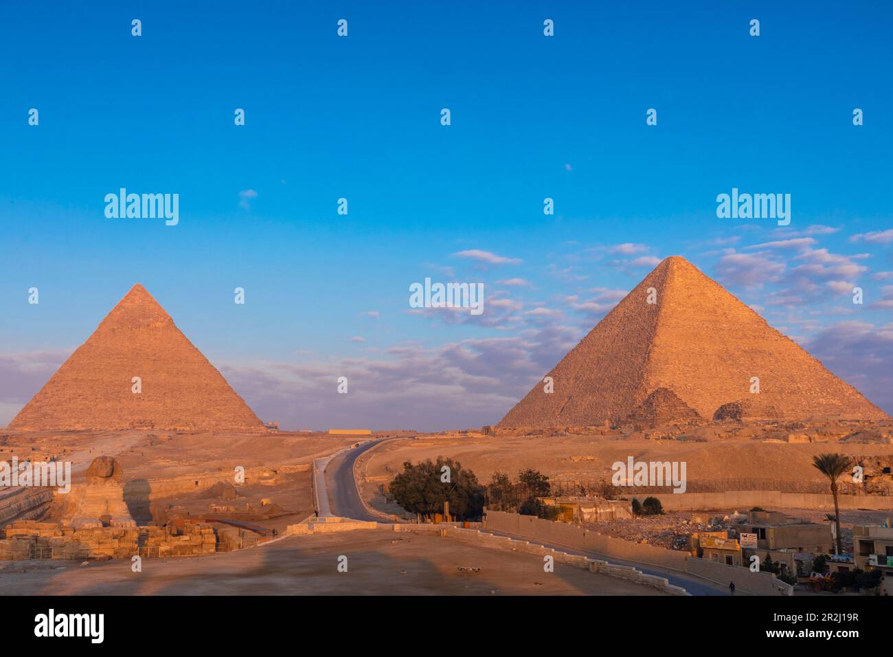 The Great Sphinx of Giza and The Pyramid of Khafre and Great Pyramid ...