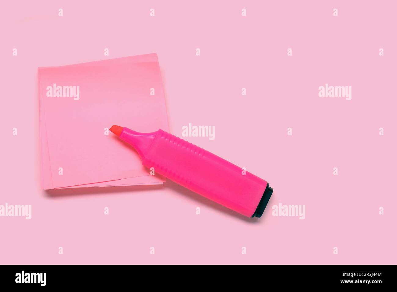 Sticky note with marker on pink background Stock Photo - Alamy