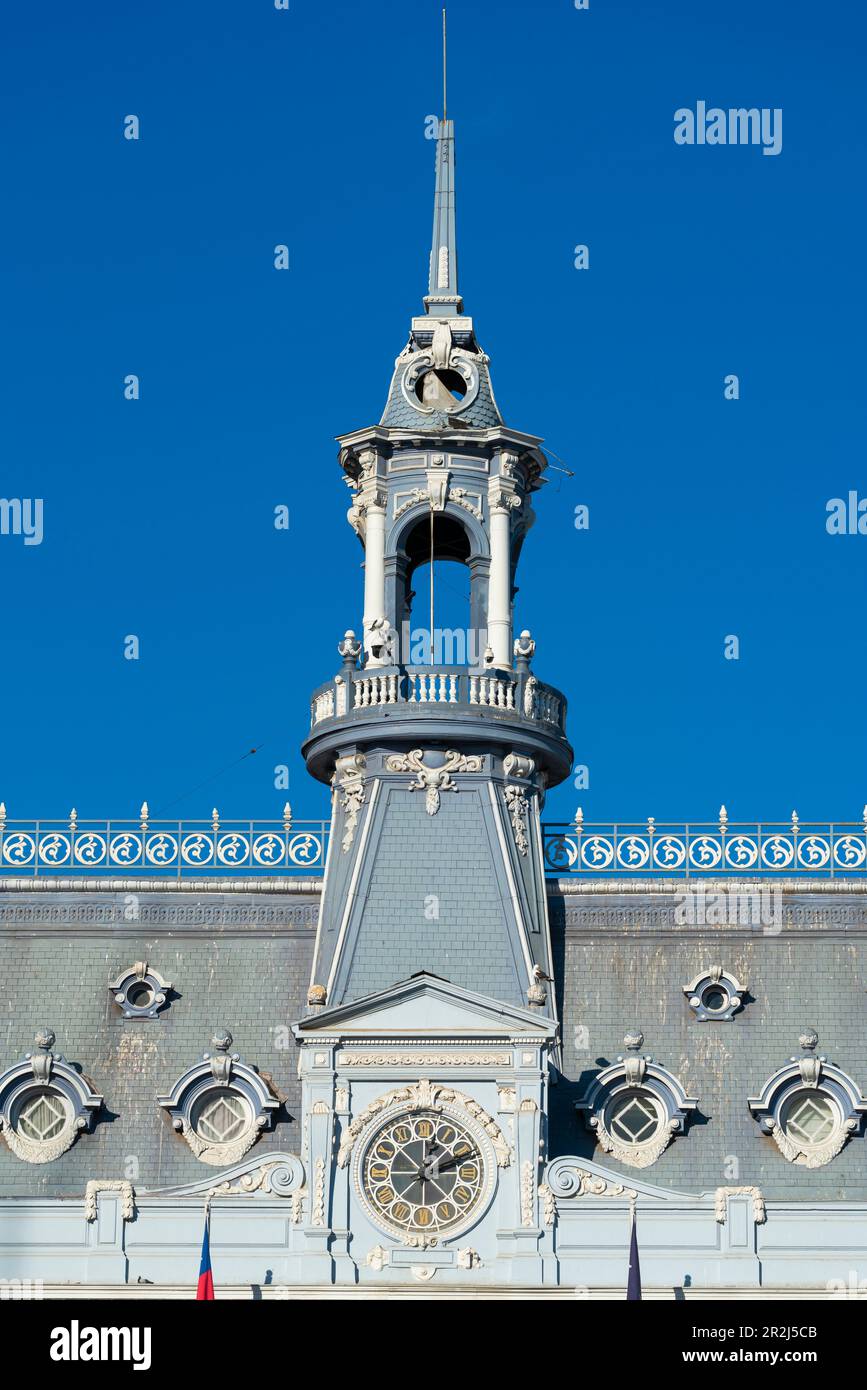 Detail of facade and tower of Edificio Armada de Chile at Plaza ...