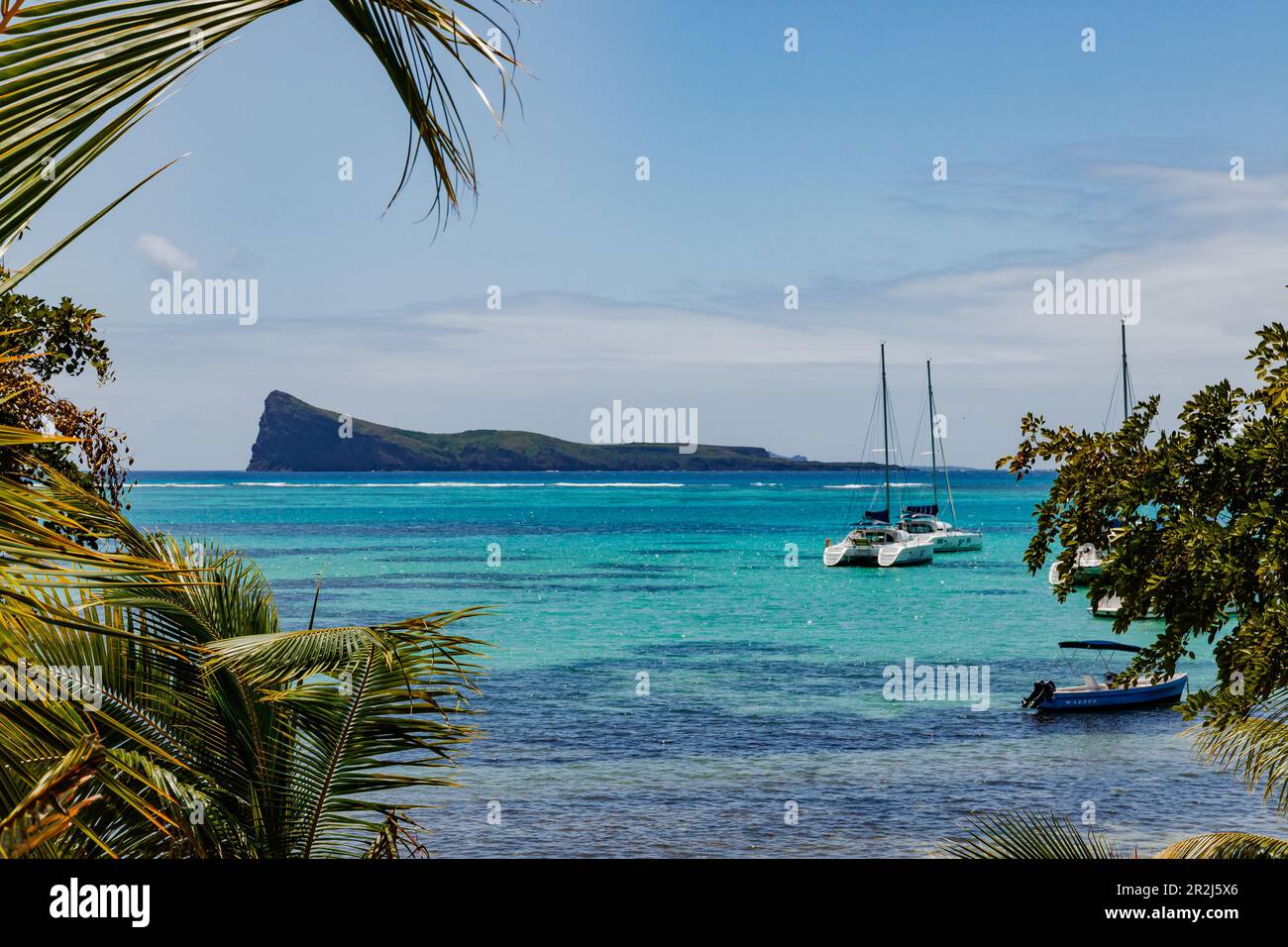 The sea with boats at Bain Boeuf Public Beach, Mauritius, Indian Ocean ...