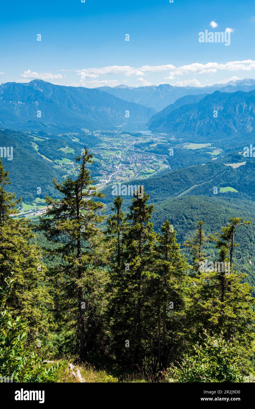 View from the Katrin on Lake Hallstatt and the Dachstein massif ...
