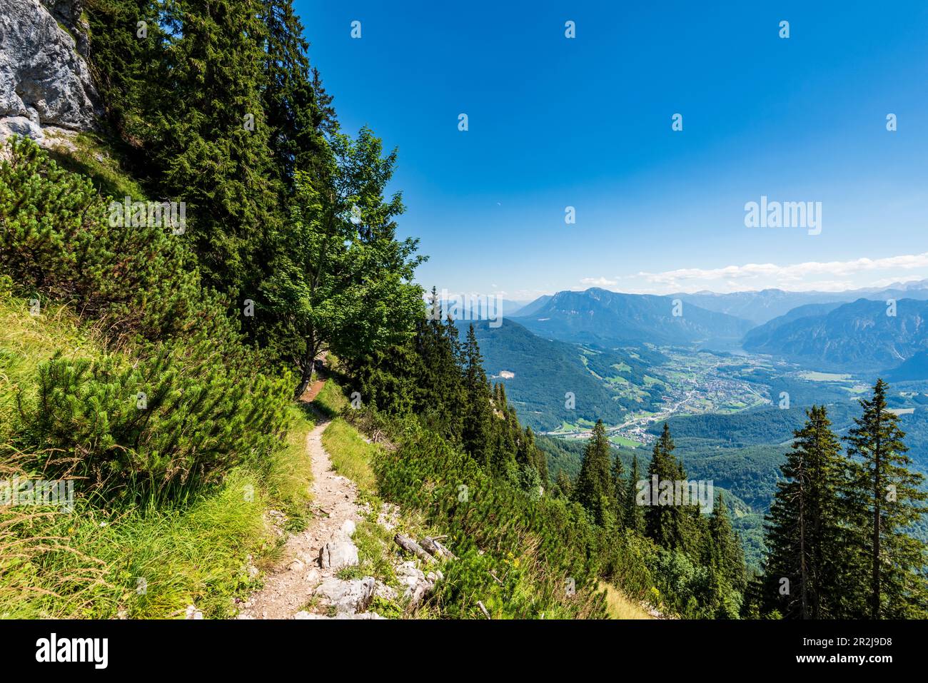 View from the Katrin on Lake Hallstatt and the Dachstein massif ...