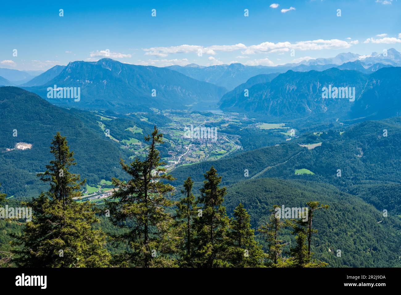 View from the Katrin on Lake Hallstatt and the Dachstein massif ...