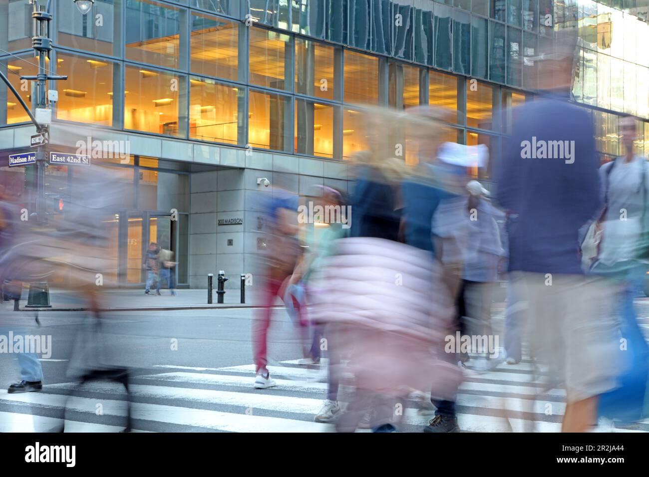 Manhattan street pedestrian cross hi-res stock photography and images ...