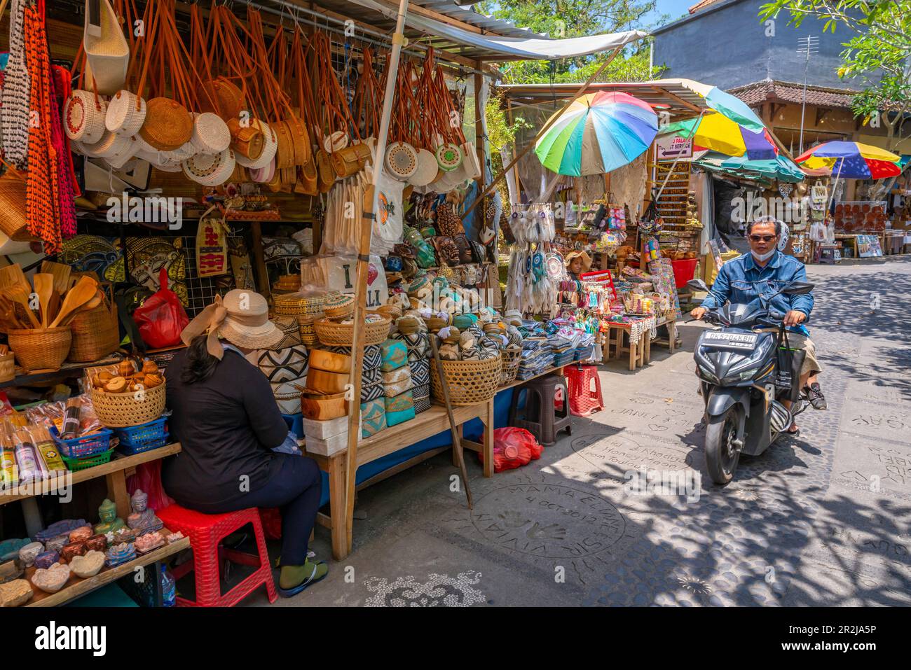 Souvenir stalls on street in Ubud, Ubud, Kabupaten Gianyar, Bali ...