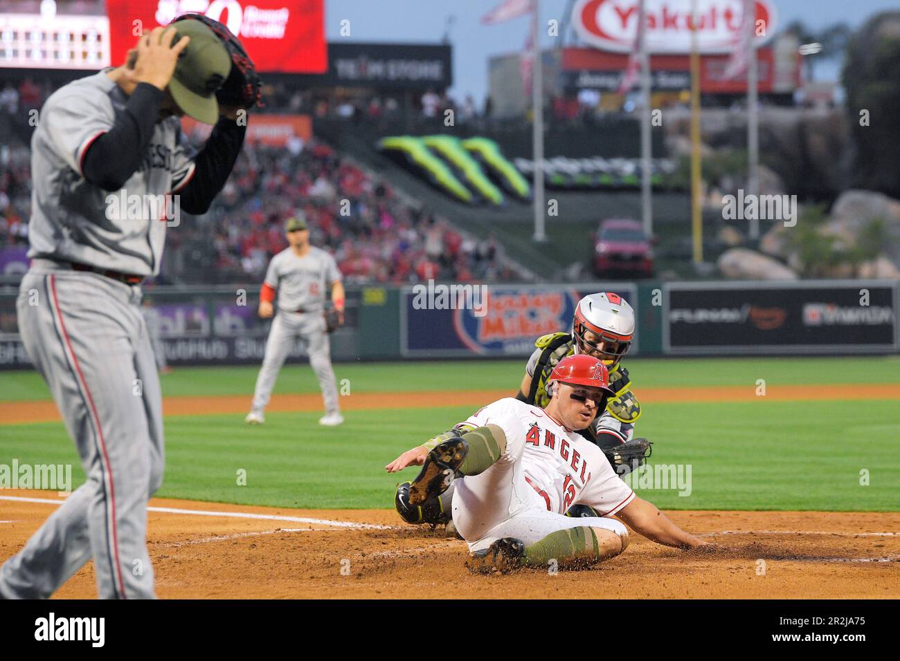 Los Angeles Angels' Hunter Renfroe, center, scores on a double by ...