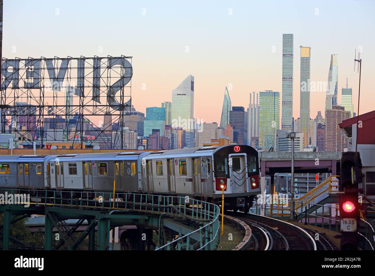 7 train queens hi-res stock photography and images - Alamy