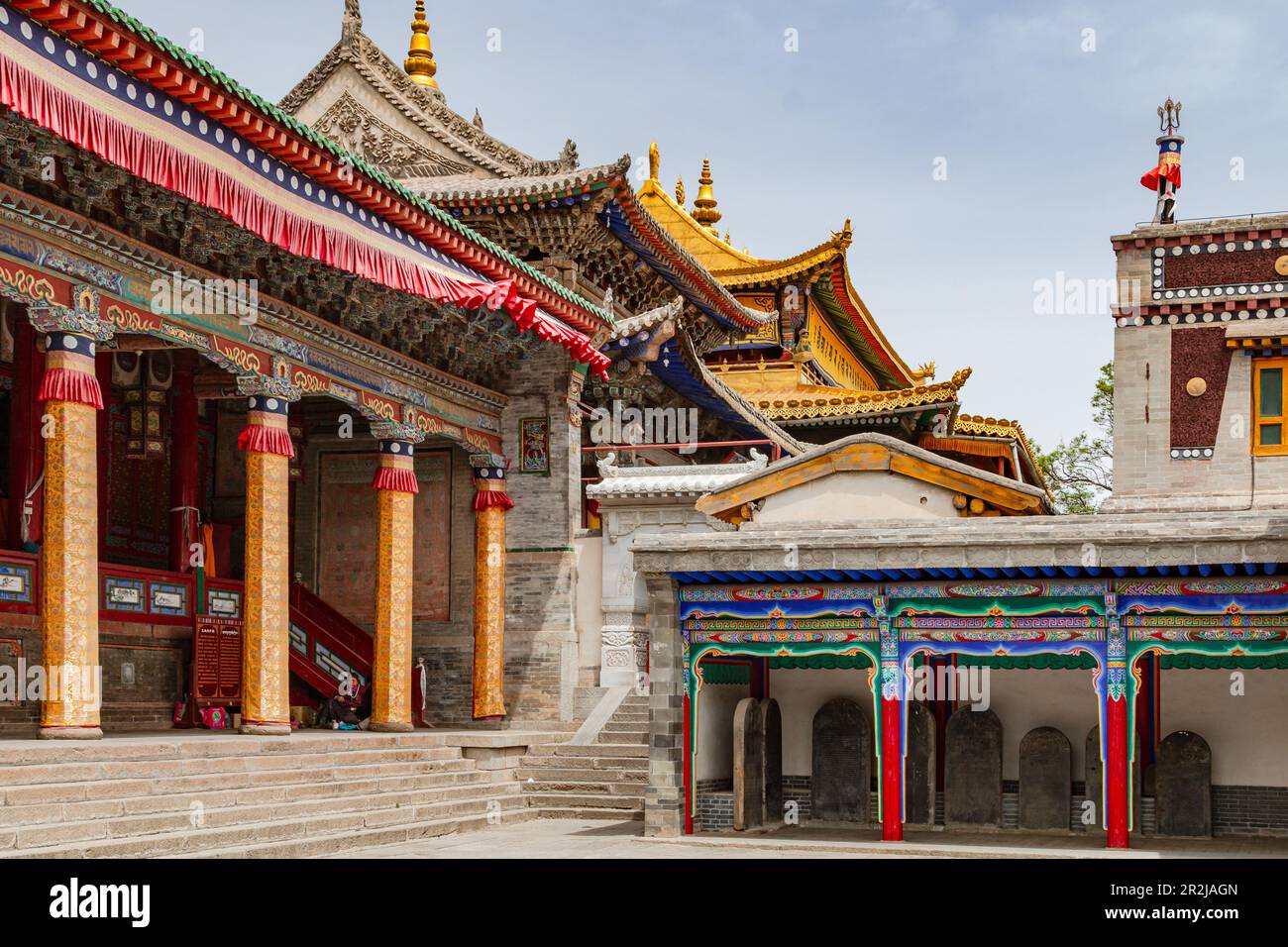 Decorations and paintings on the roof and facade of Kumbum Champa Ling ...