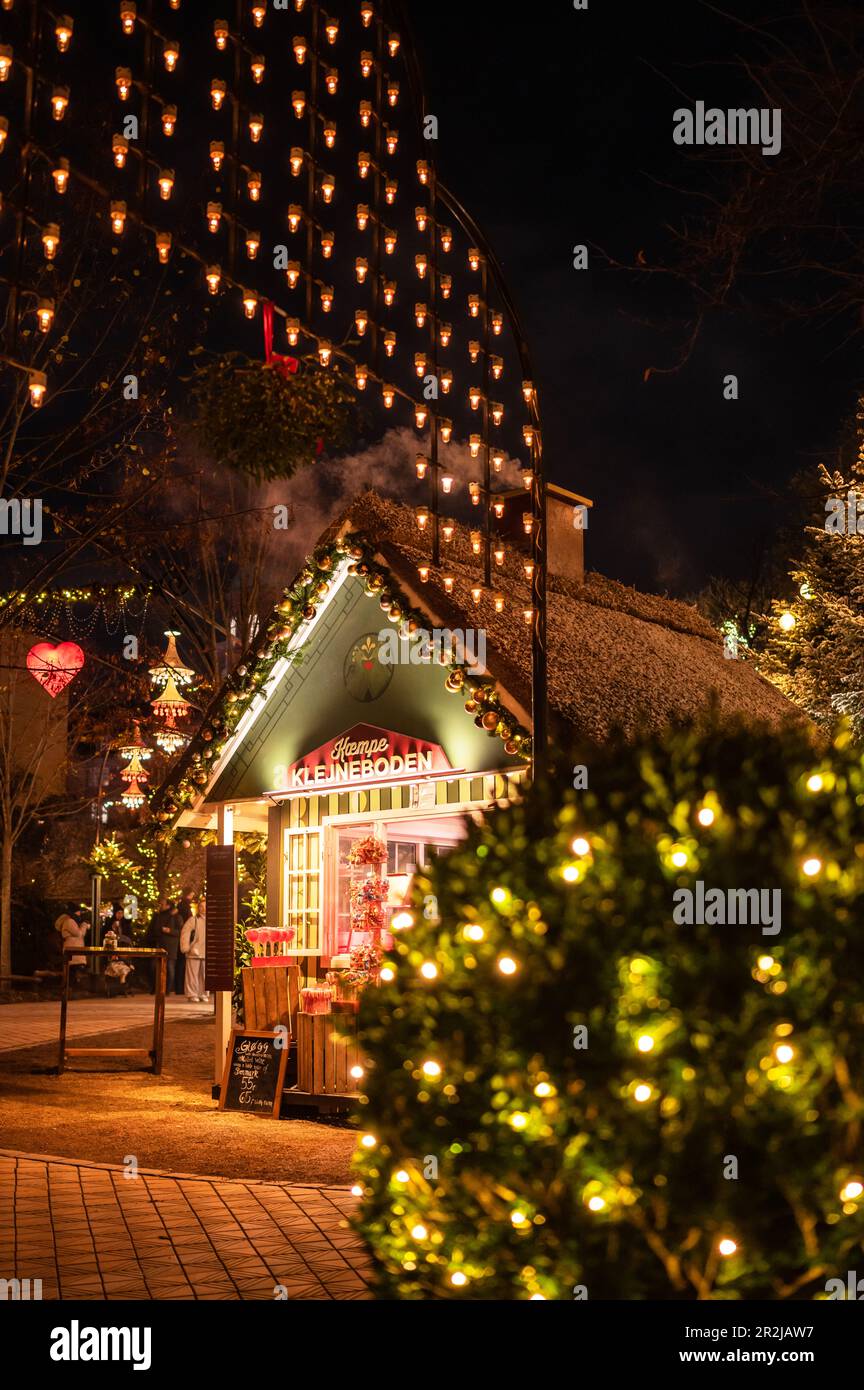 Strings of fairy lights hi-res stock photography and images - Alamy