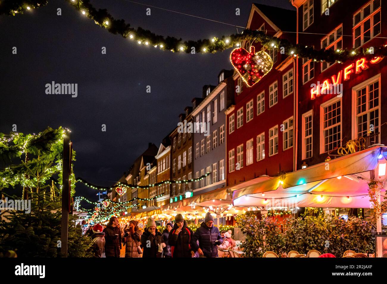 View of the historic houses and the Christmas market of Nyhavn in ...