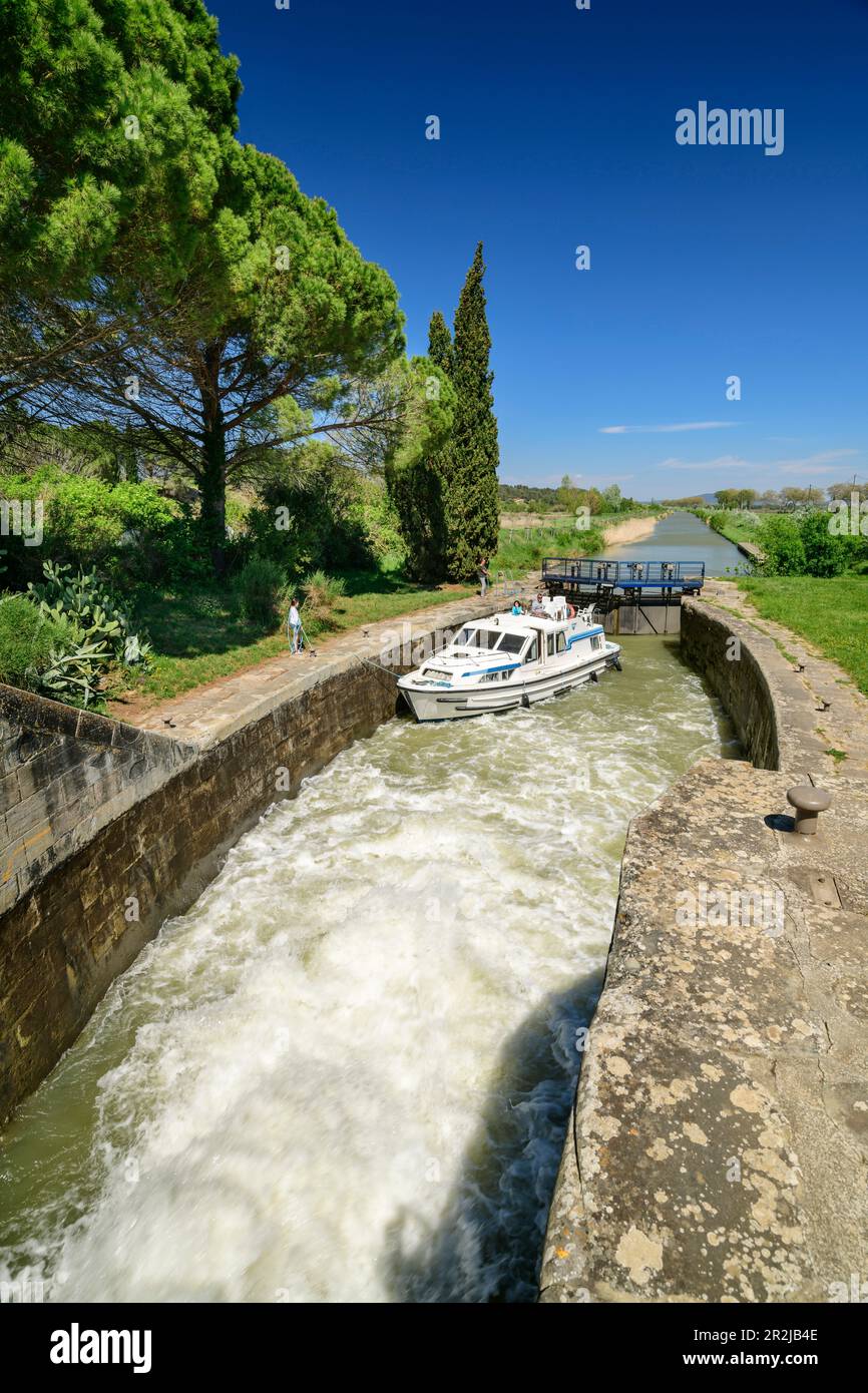 Boat passes through Ecluse de Puicheric lock, Canal du Midi, UNESCO ...