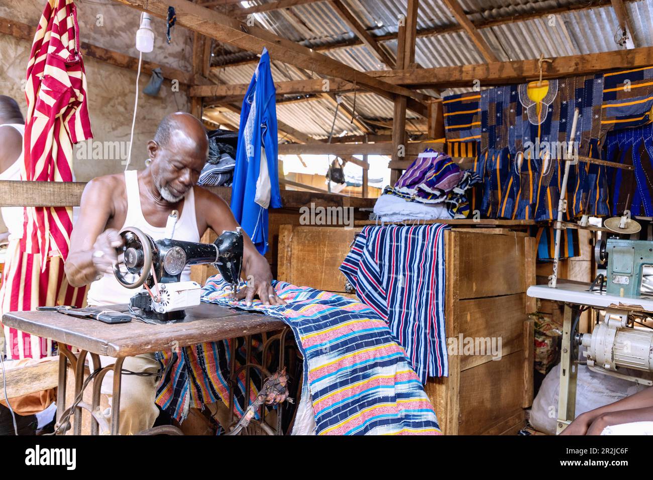 Traditional clothing ghana hi-res stock photography and images - Alamy