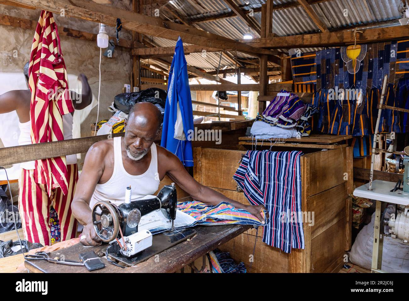 Traditional clothing ghana hi-res stock photography and images - Alamy