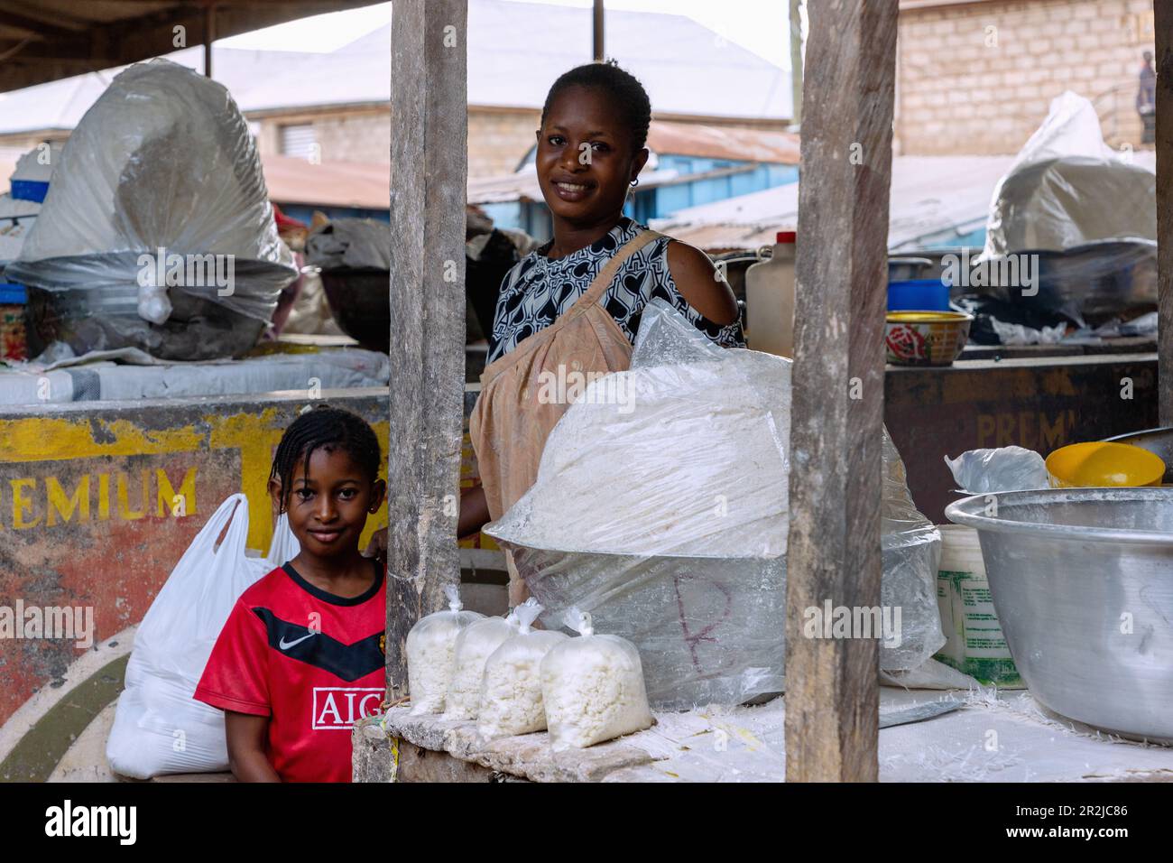 Selling cassava flour and tapioca at the weekly market in Techiman in ...