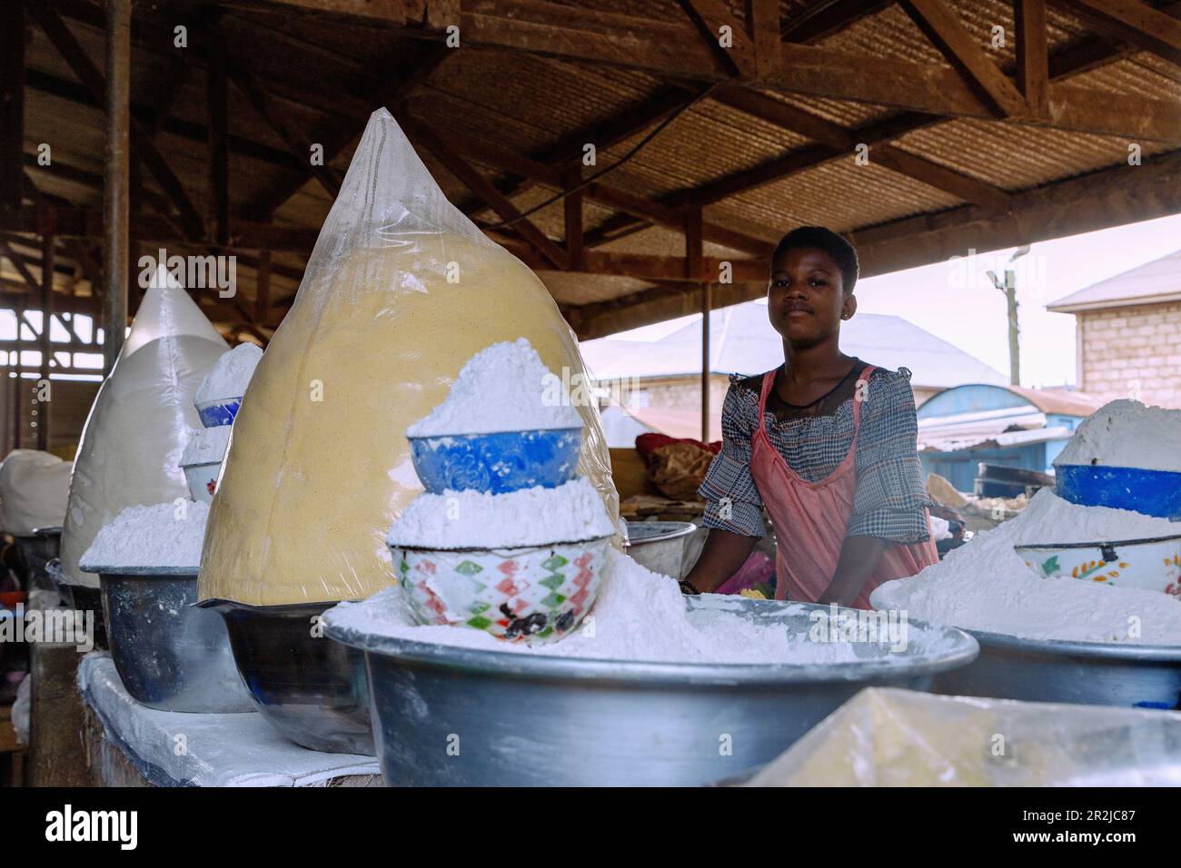 Selling cassava flour and tapioca at the weekly market in Techiman in ...