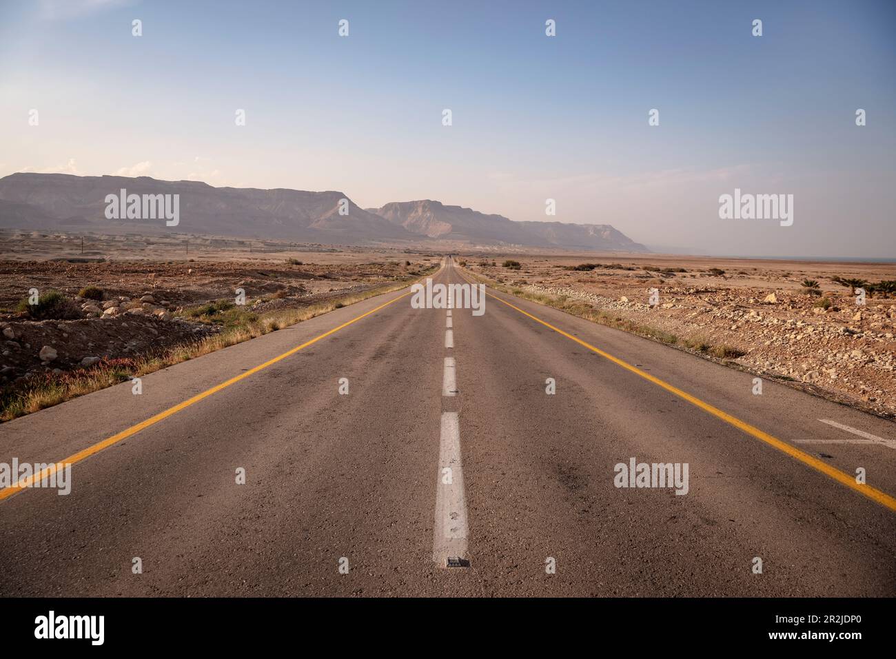 Symmetrical straight road hi-res stock photography and images - Alamy
